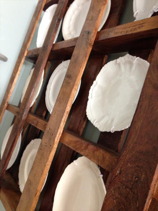 DIY Pallet Plate Rack Wall Display Idea | Pallet Furniture Plans