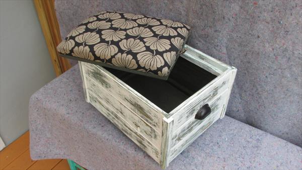 DIY Pallet Ottoman with Storage Capability | Pallet Furniture Plans