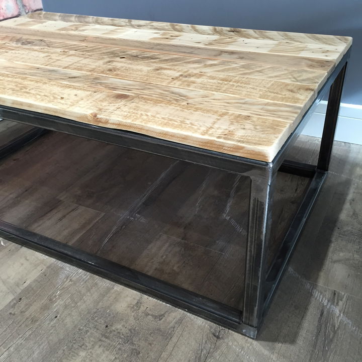 DIY Pallet coffee Table - Industrial | Pallet Furniture Plans